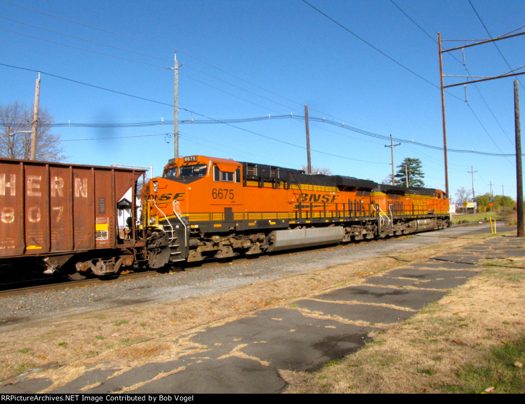 BNSF 6675 and 4015